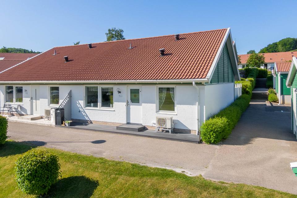 Parhus till salu på Mangårdsvägen 18A, Nyled, Båstad - Booli.se