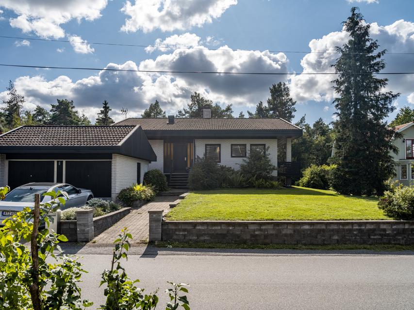 Villa till salu på Bergsätersvägen 5, Helenelund, Sollentuna - Booli.se